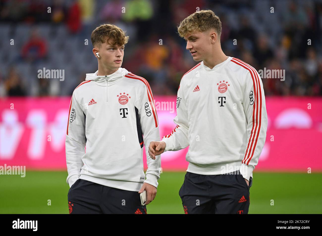 Munich, Deutschland. 16th Oct, 2022. From left: Paul WANNER (FC Bayern Munich) and goalwart ...