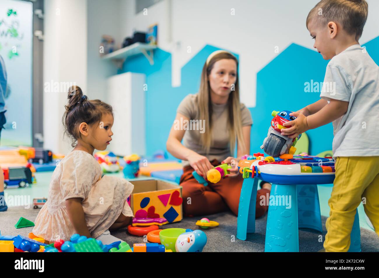Kindergarten classroom activities hi-res stock photography and images ...