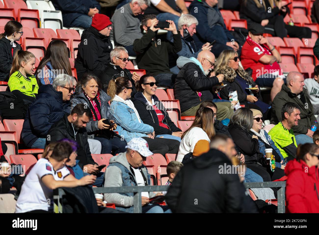 Manchester united women fans hi-res stock photography and images - Alamy