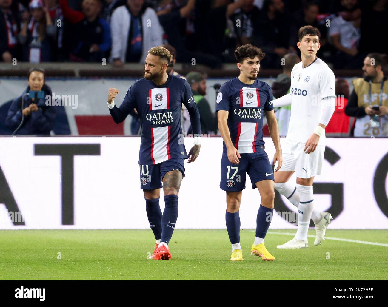 Neymar Jr of PSG celebrates his goal with Vitinha of PSG during the ...