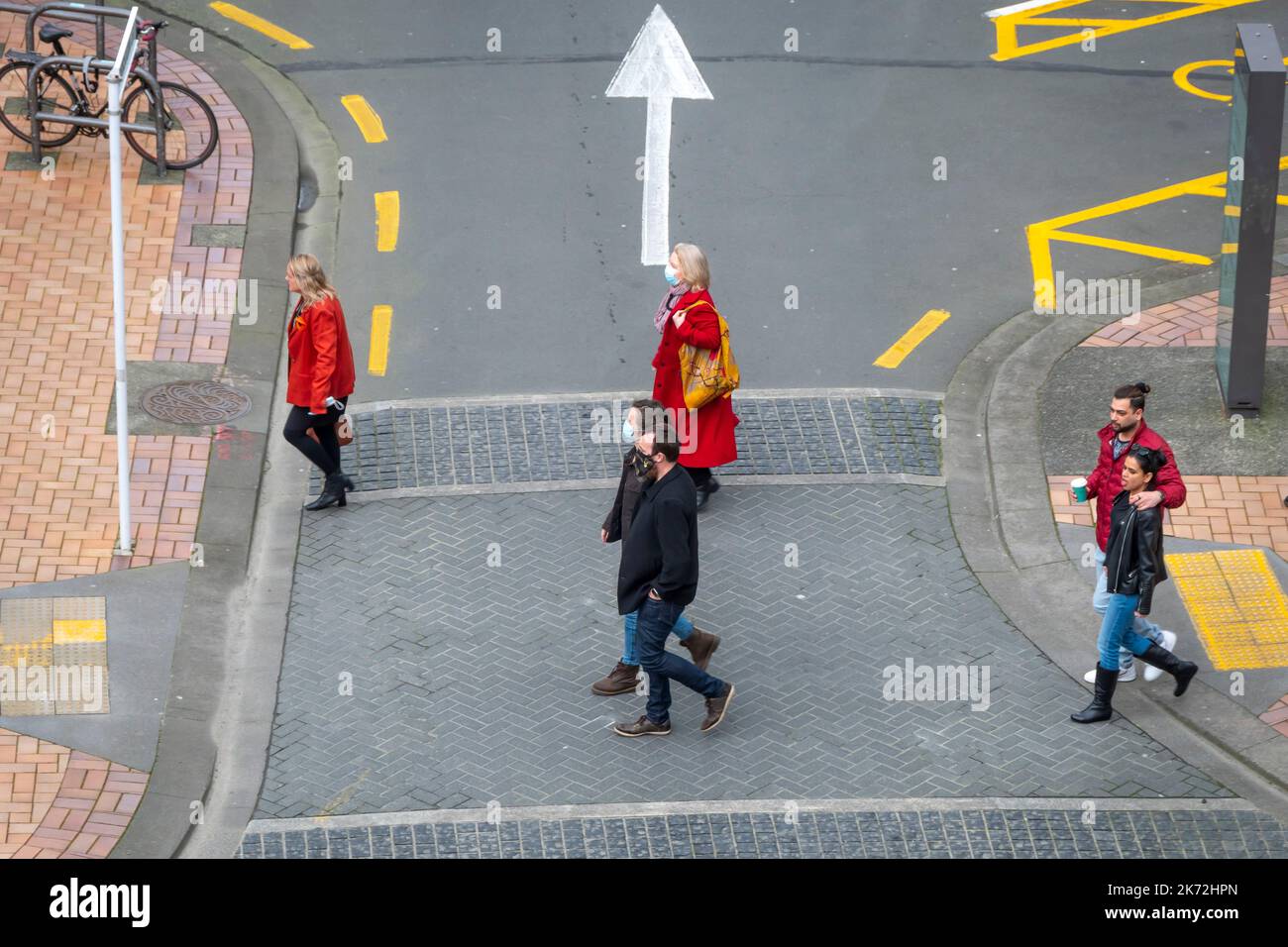 Arrow cross movement hi-res stock photography and images - Alamy