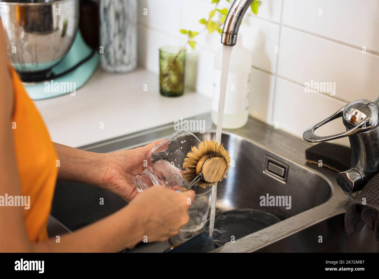 Person washing dishes close up hi-res stock photography and images - Alamy