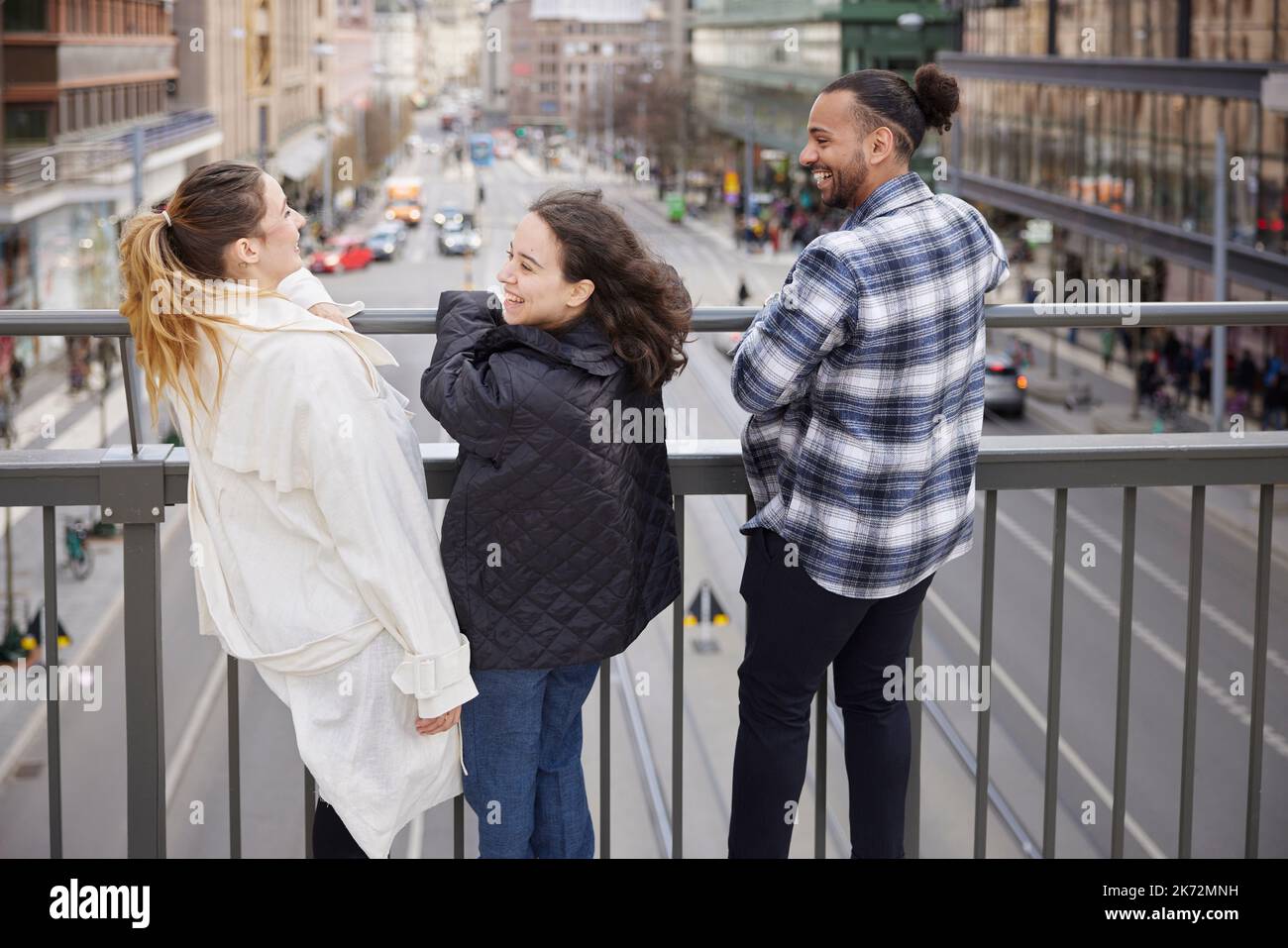 Women friends conversation back hi-res stock photography and images - Alamy