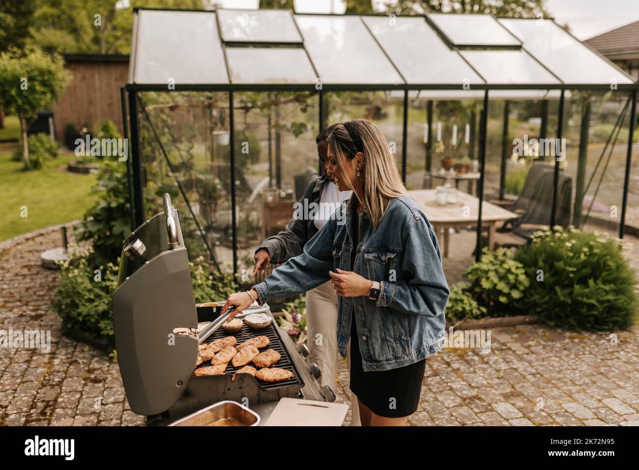 Teen party barbecue hi-res stock photography and images - Alamy