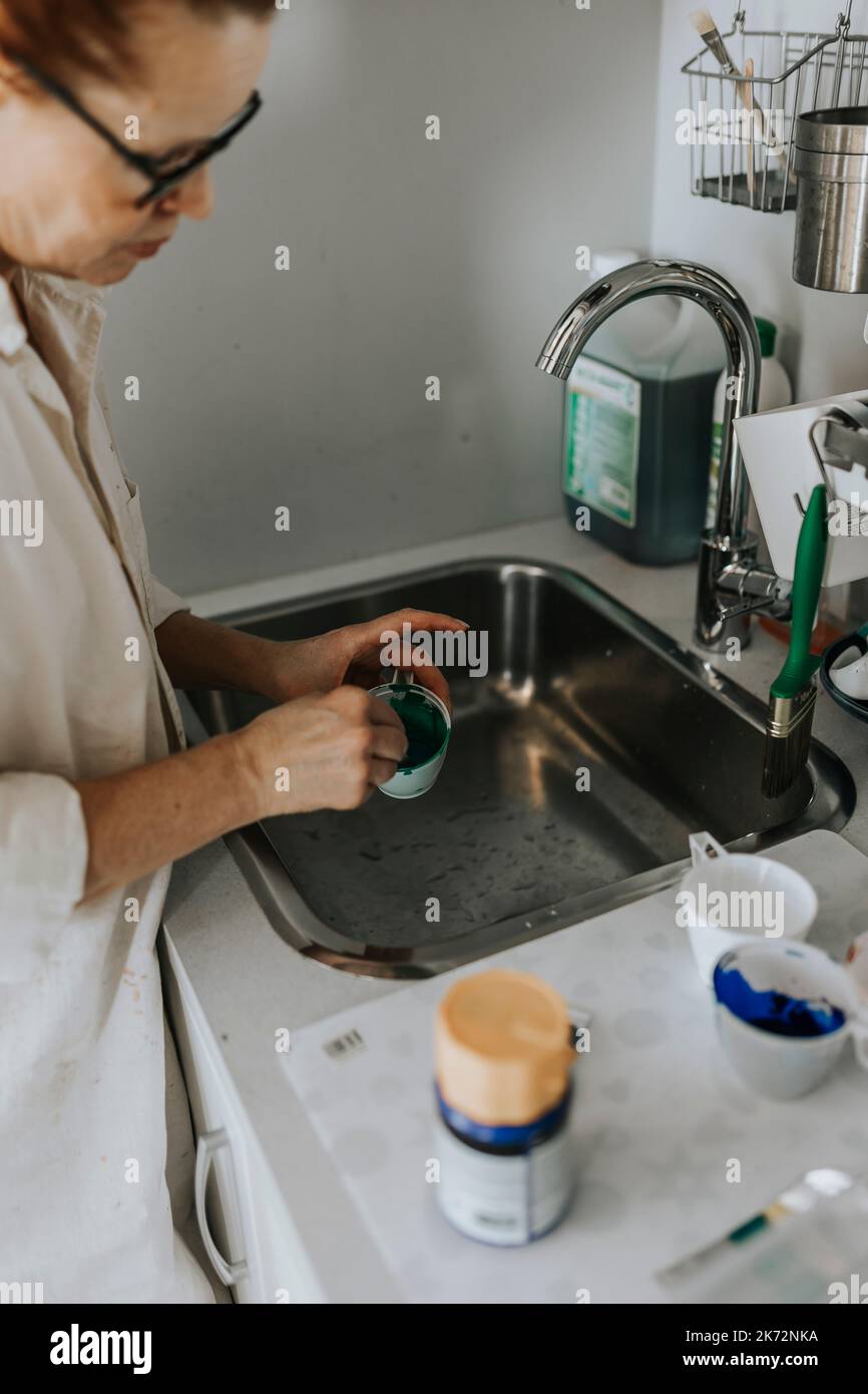 Artist mixing paints Stock Photo - Alamy