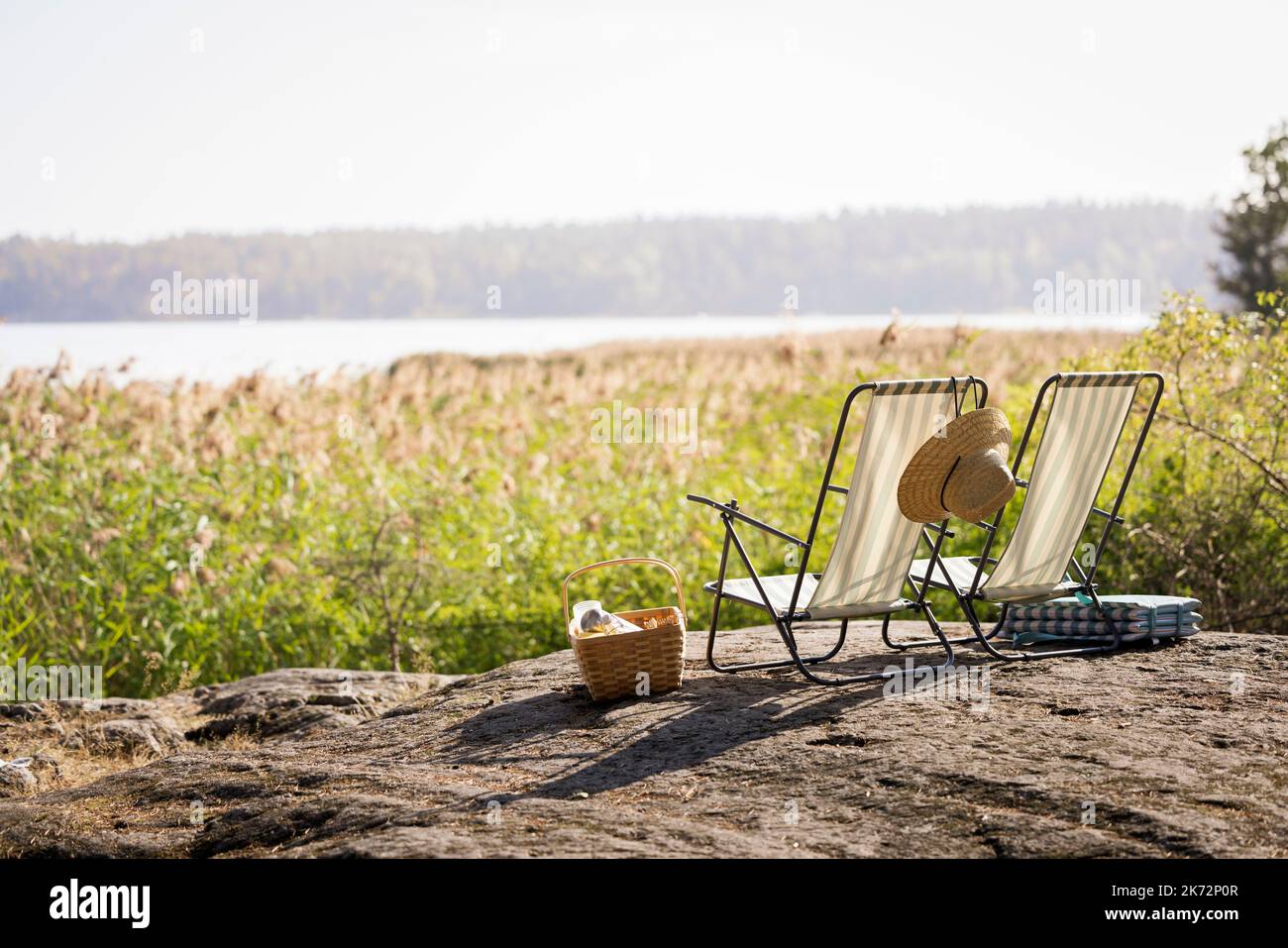 Empty lounge chairs hi-res stock photography and images - Alamy
