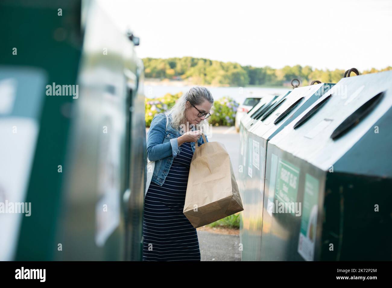 People throwing litter hi-res stock photography and images - Alamy