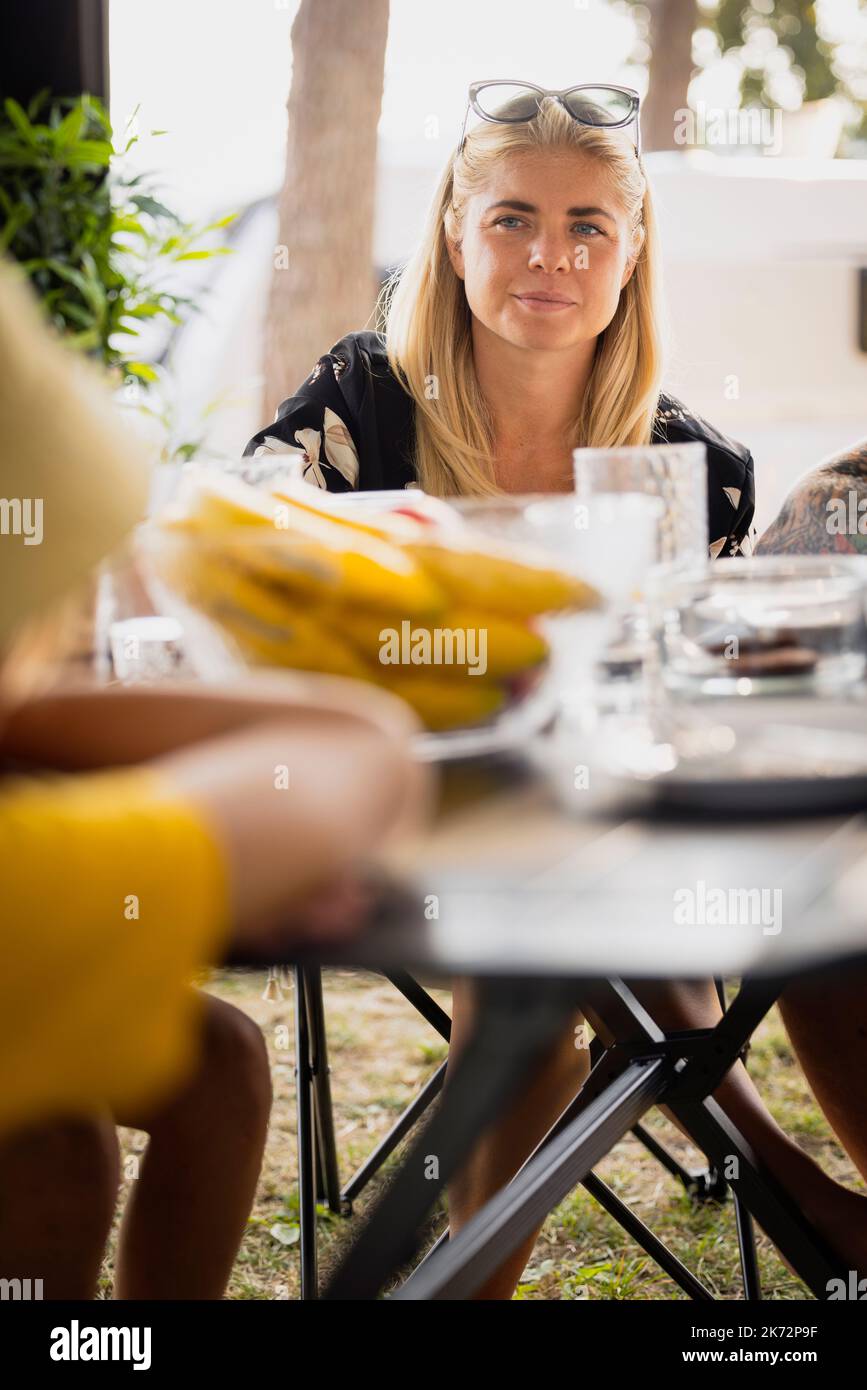 People sitting outside camping hi-res stock photography and images - Alamy