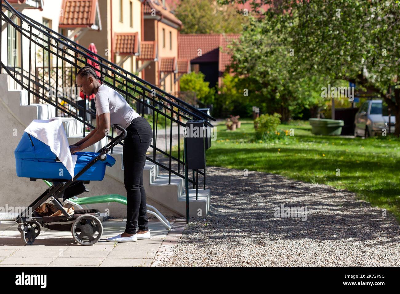 Side view carriage house hi-res stock photography and images - Alamy