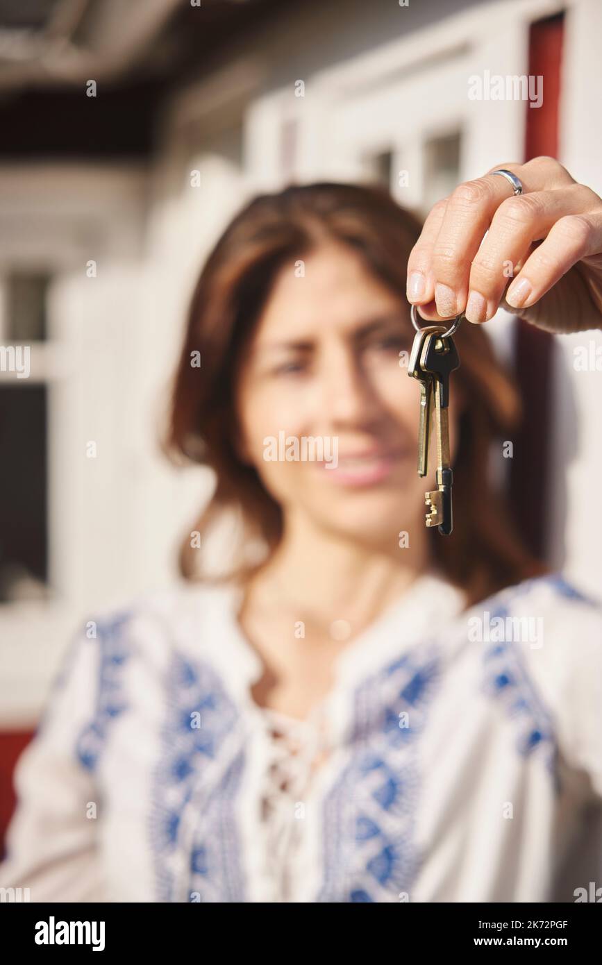 Woman holding house keys Stock Photo - Alamy