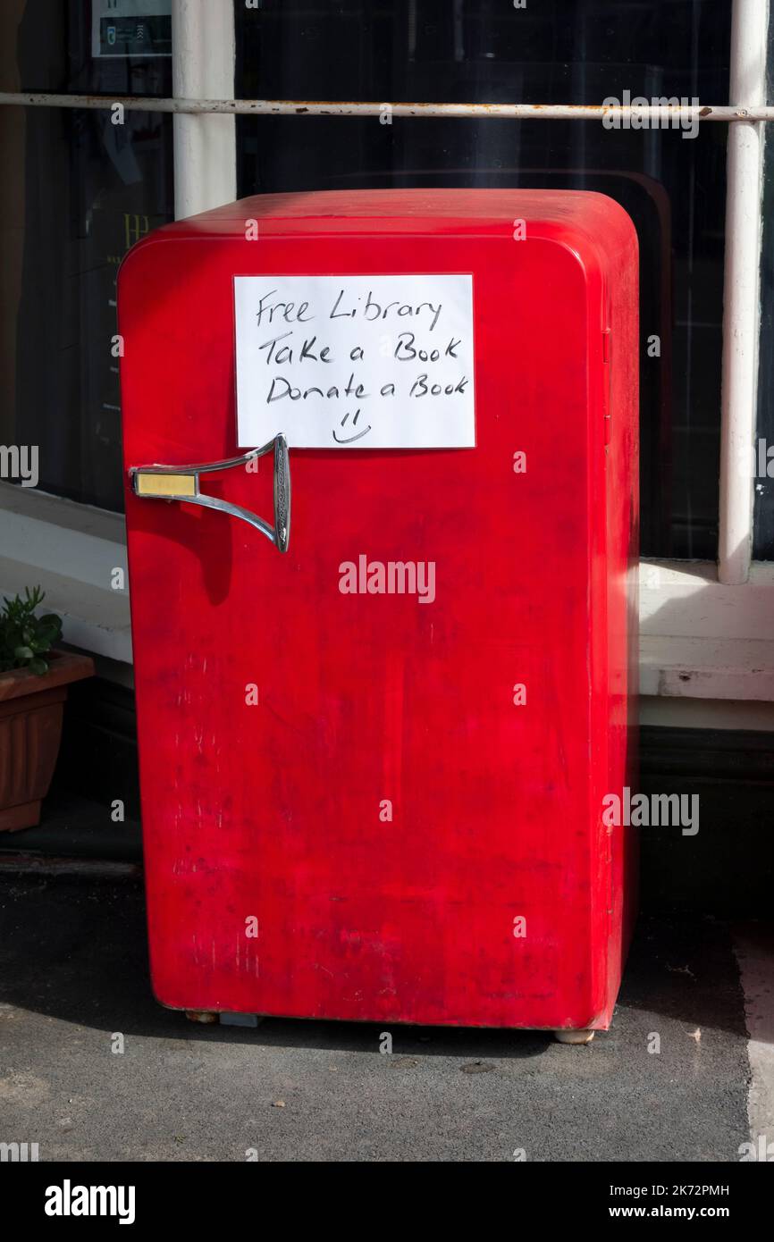 Free Book Library in an old fridge outside a shop, Ongaonga, Central ...