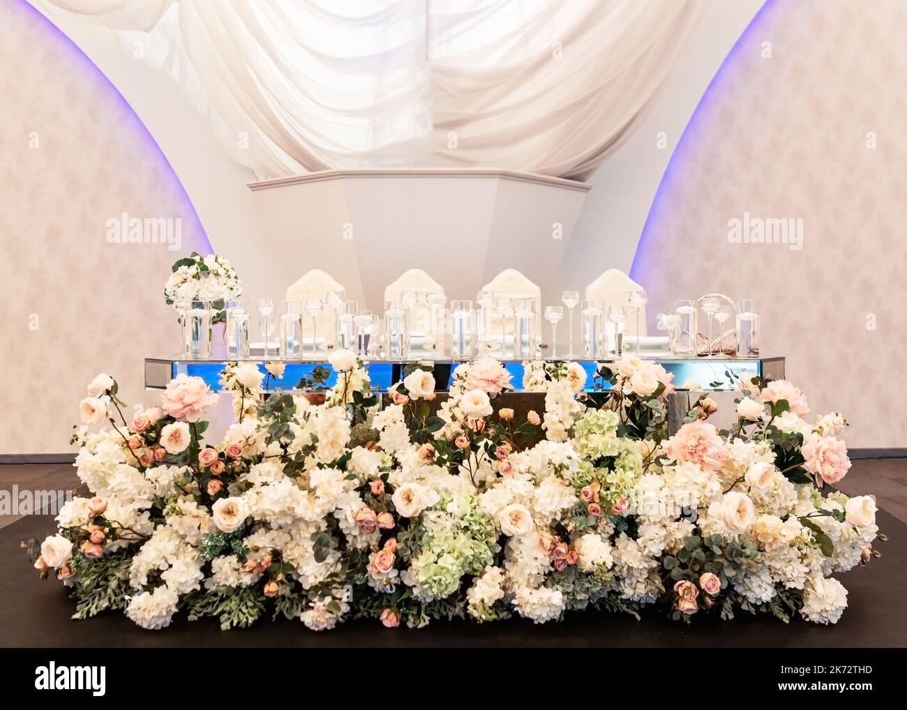 Front view newlyweds presidium mirror table at restaurant Stock Photo ...