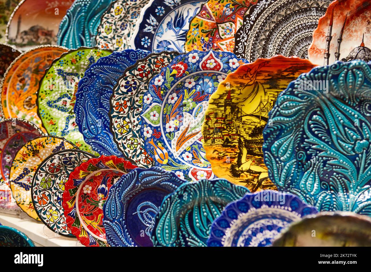 Turkish traditional colored ceramic plates in grand bazaar. Istanbul ...