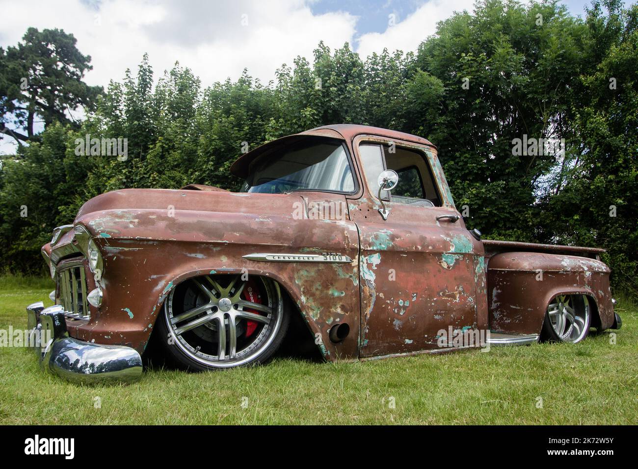 Rusty custom 1955 chevrolet pickup Stock Photo - Alamy