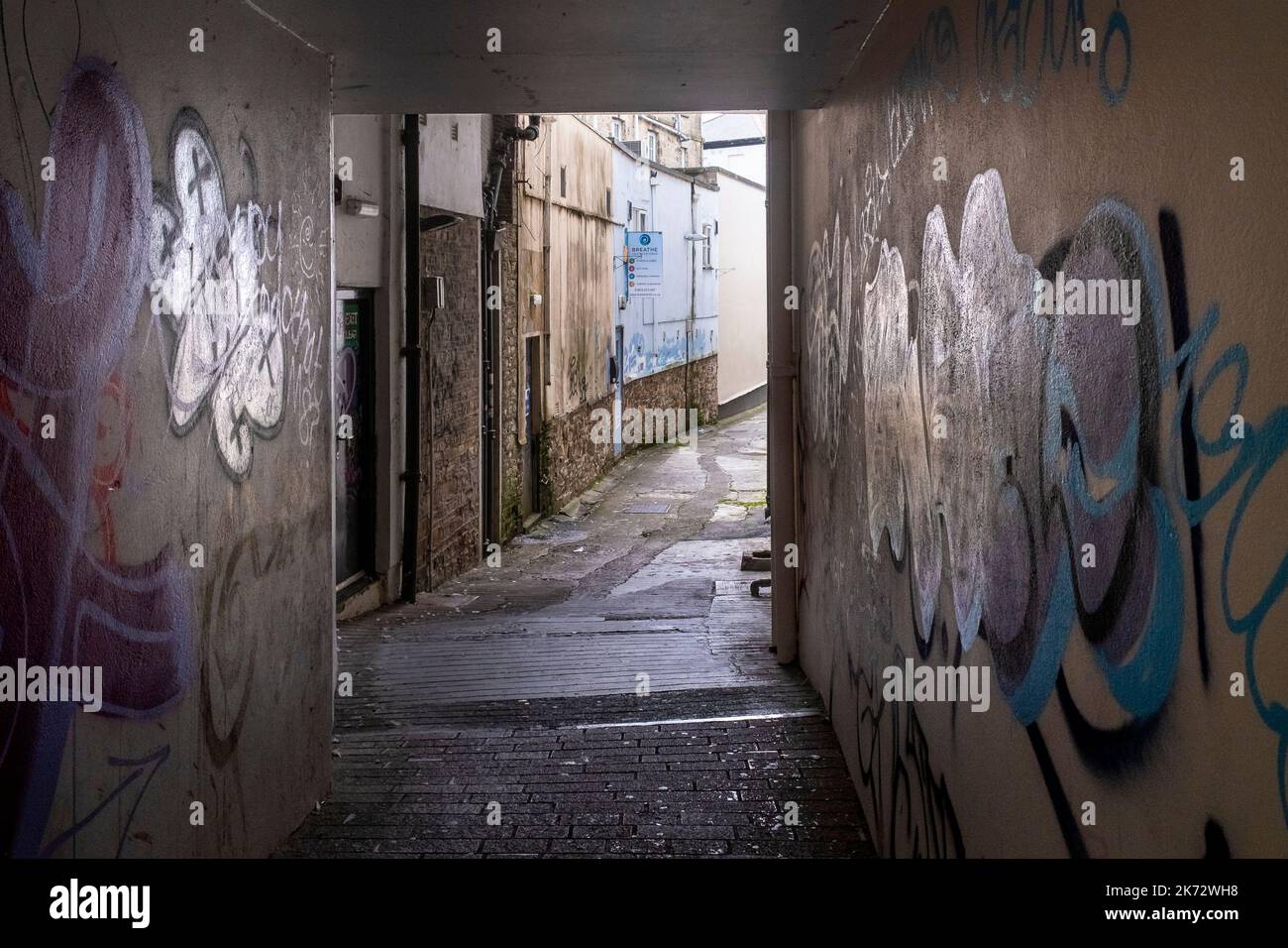Alleyway with graffiti hi-res stock photography and images - Alamy