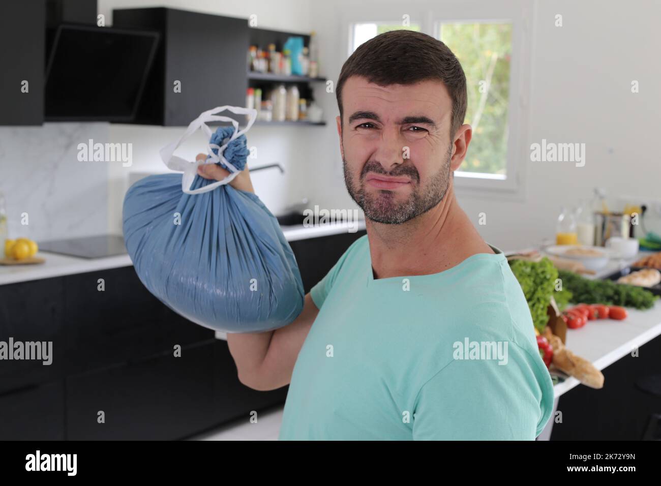 Rubbish bag hold hi-res stock photography and images - Alamy