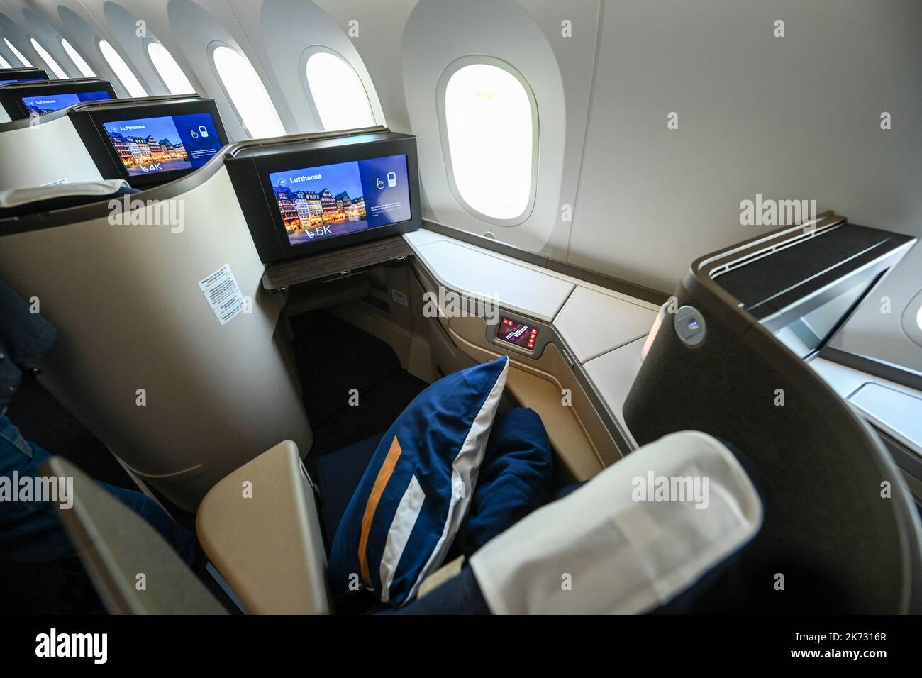 17 October 2022, Brandenburg, Schönefeld: View into the business class ...