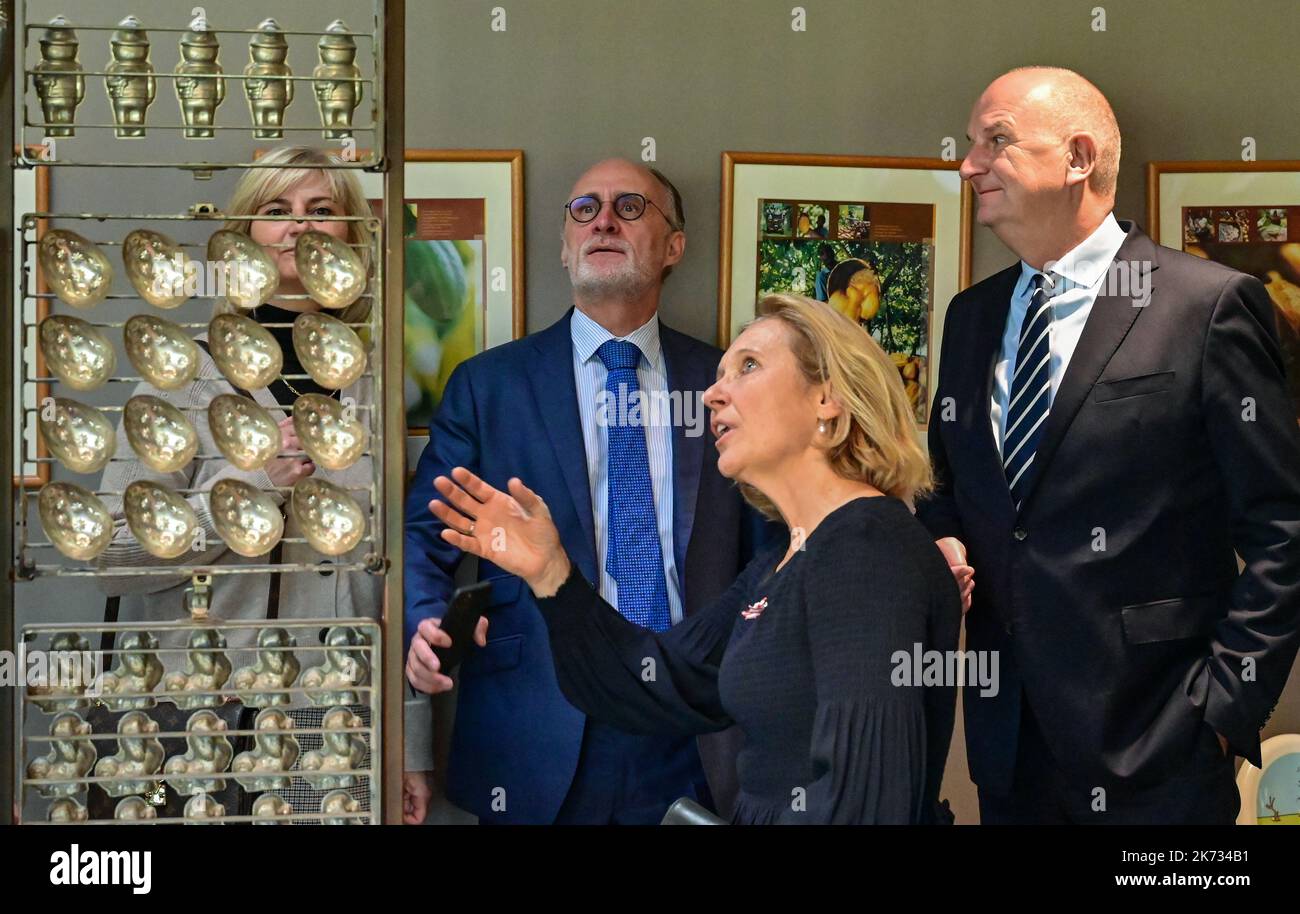 Hornow, Germany. 17th Oct, 2022. Goedele Matthyssen (M) shows Geert ...