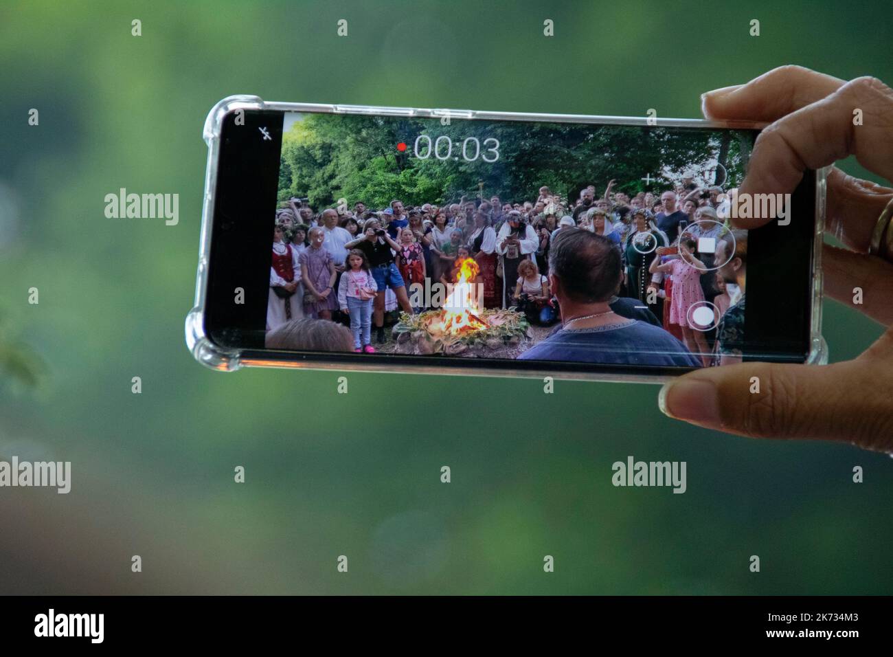 Filming on mobile device hi-res stock photography and images - Alamy