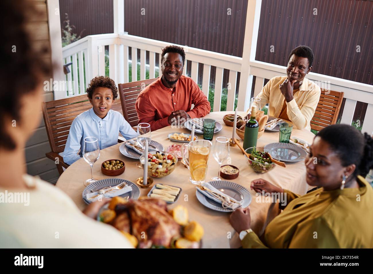 African family eating chicken hi-res stock photography and images - Alamy