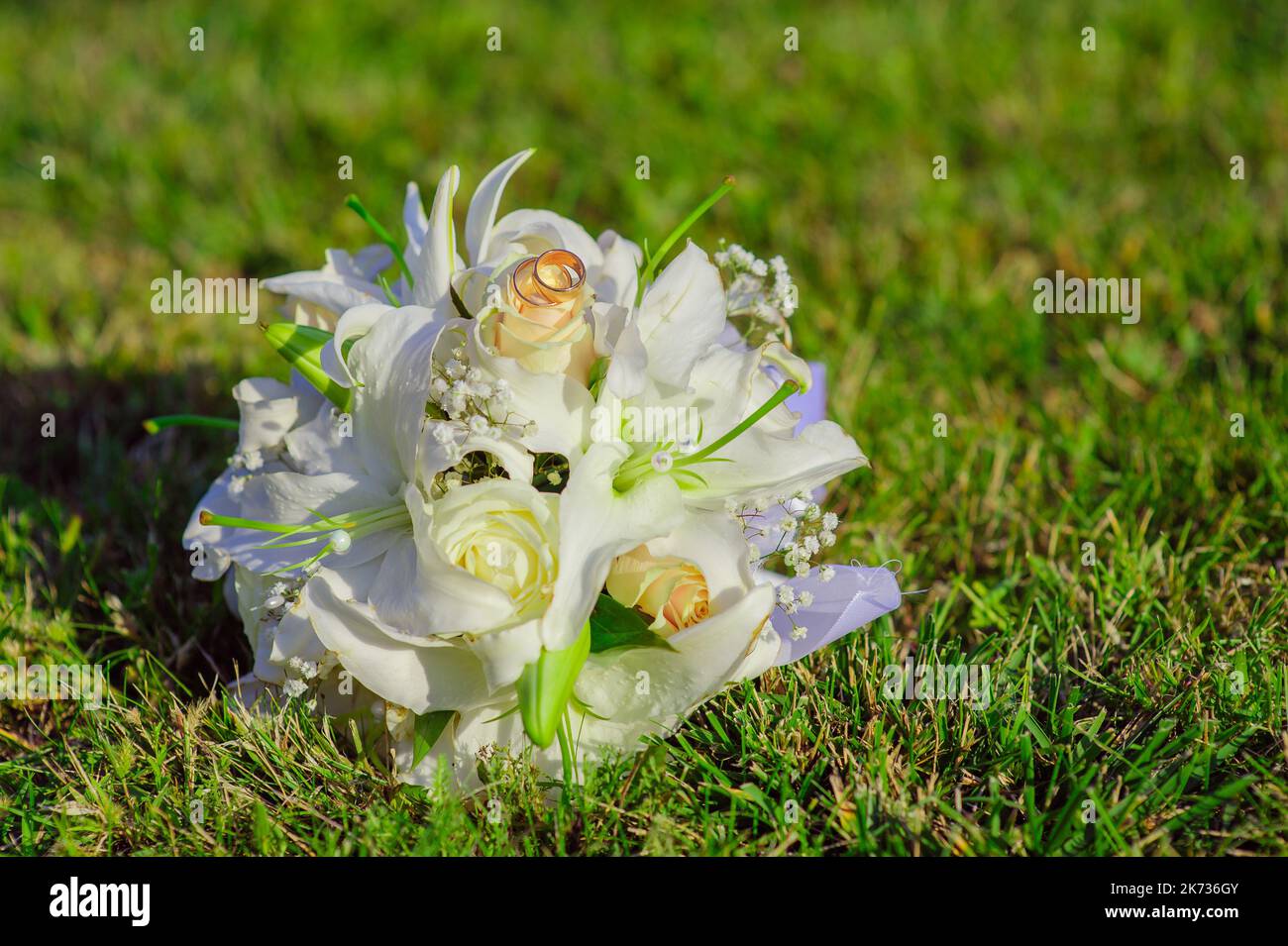 Bridal wedding bouquet of flowers. Wedding bouquet of yellow and white ...