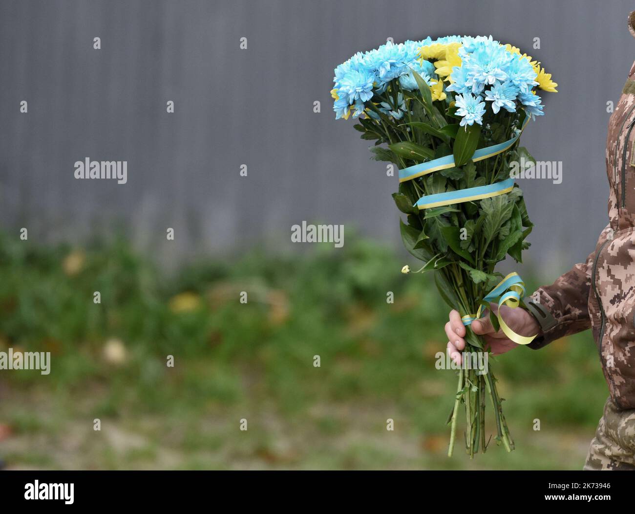 Ukrainian servicemen hi-res stock photography and images - Alamy