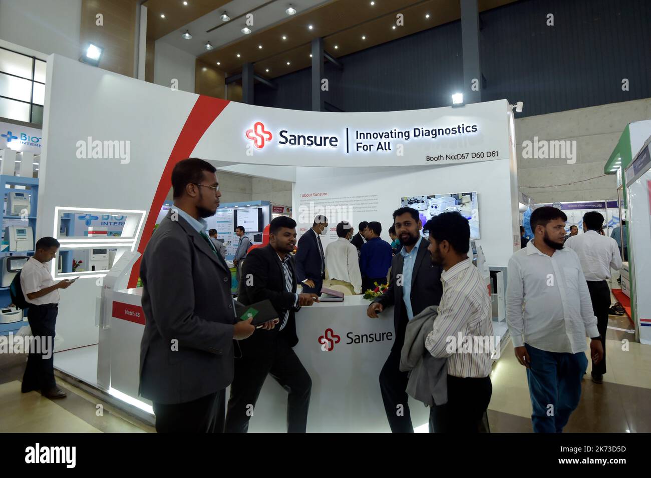 (221017) -- DHAKA, Oct. 17, 2022 (Xinhua) -- Visitors talk in front of ...