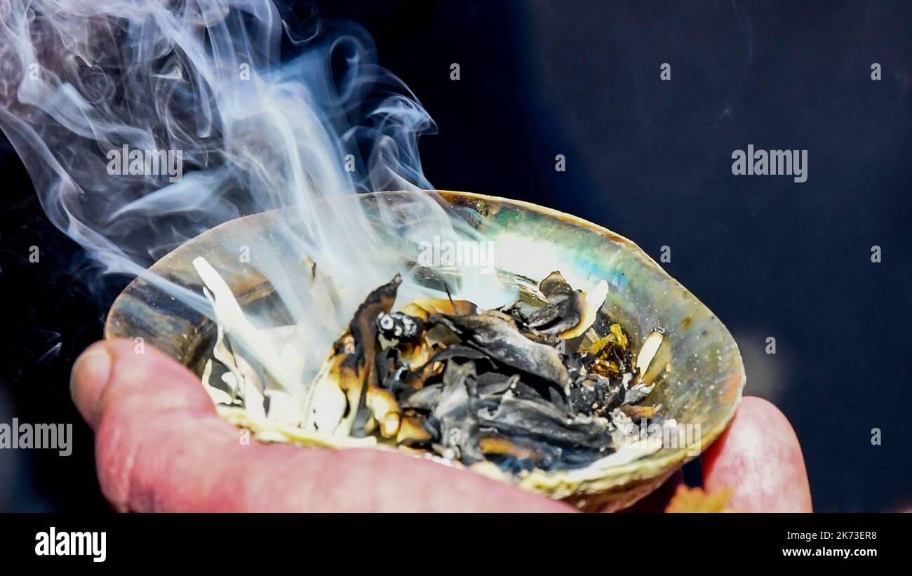 Cleansing indigenous ritual : burning sage Stock Photo - Alamy