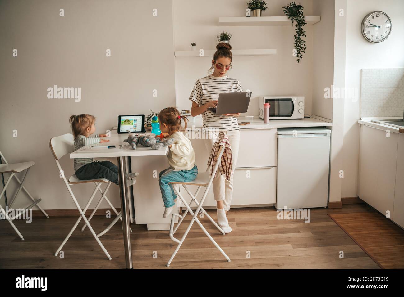 Mom daughter in kitchen using hi-res stock photography and images - Alamy