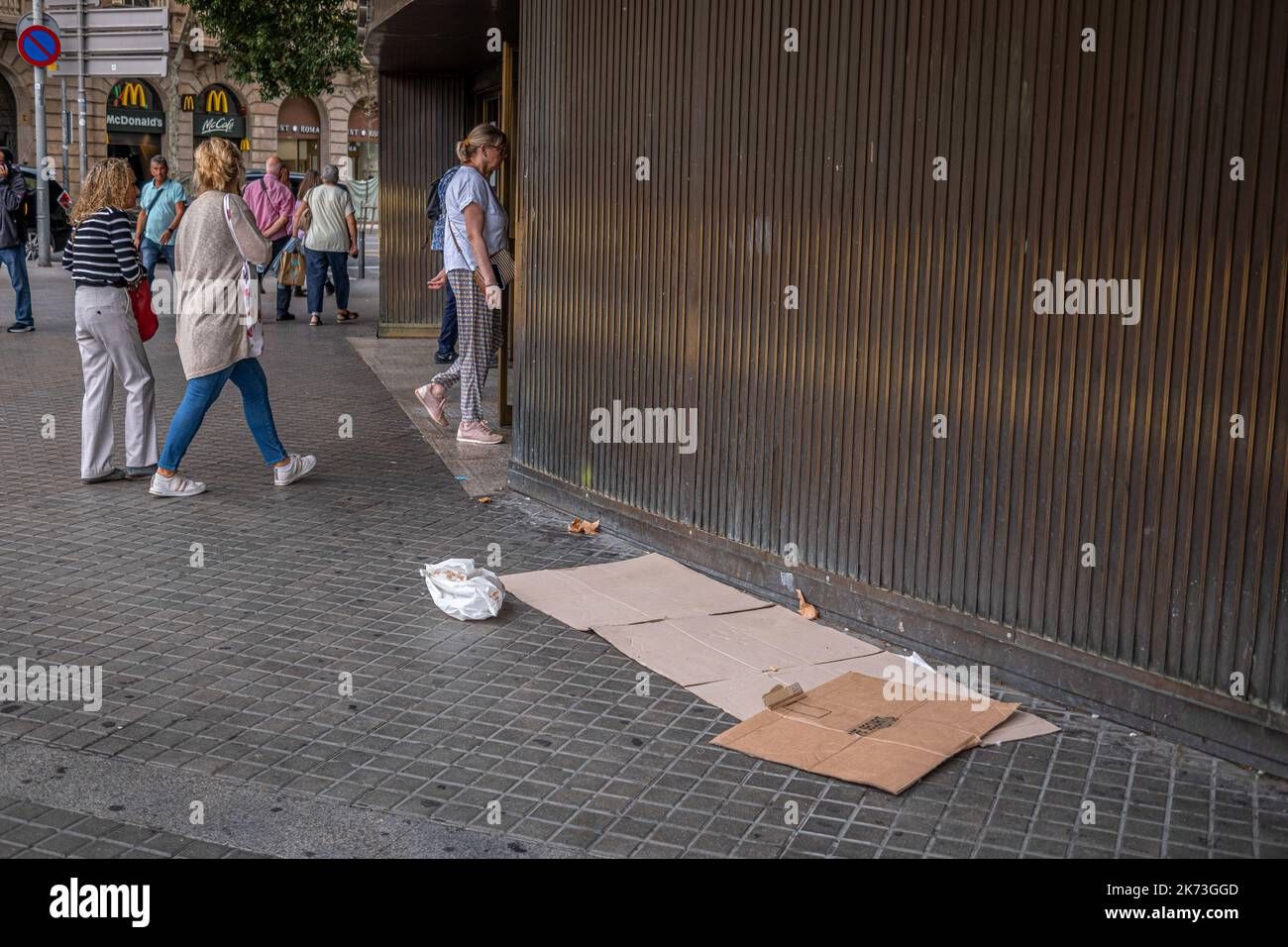 Barcelona, Spain. 17th Oct, 2022. A begging stall marked by cardboard ...