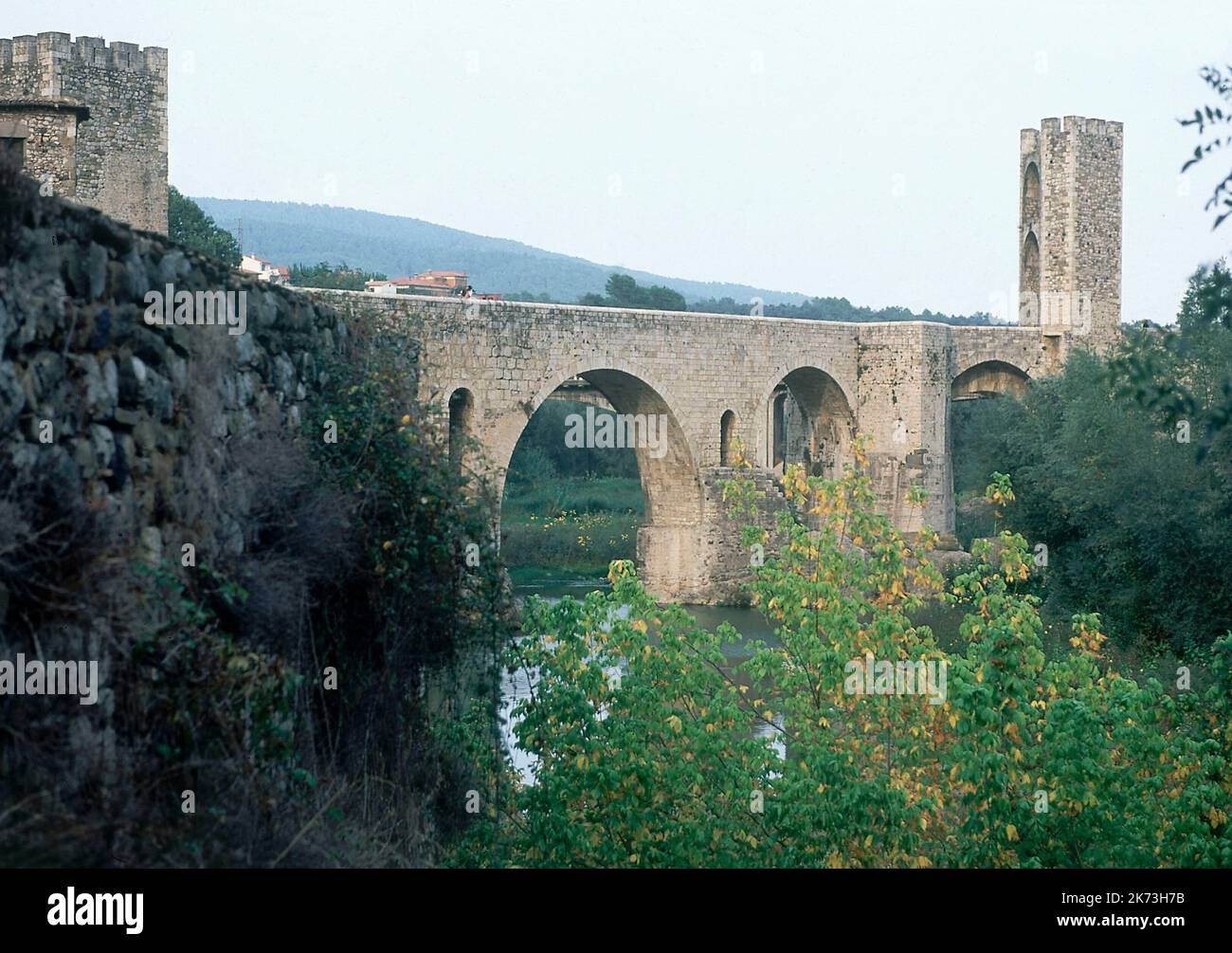 PUENTE MEDIEVAL CONSTRUIDO EN LOS SIGLO XI Y XII RECONSTRUIDO EN LOS ...