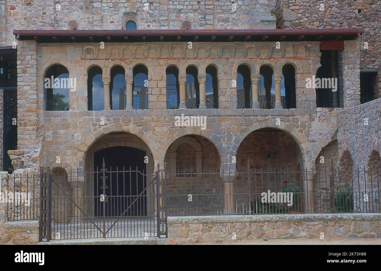 PORTA FERRADA DEL MONASTERIO DE SAN FELIU DE GUIXOLS CONSTRUIDA ENTRE ...