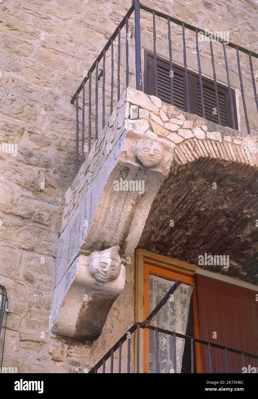 BALCON DE UN EDIFICIO REHABILITADO CONSTRUIDO EN EL ANTIGUO CASTILLO DE ...