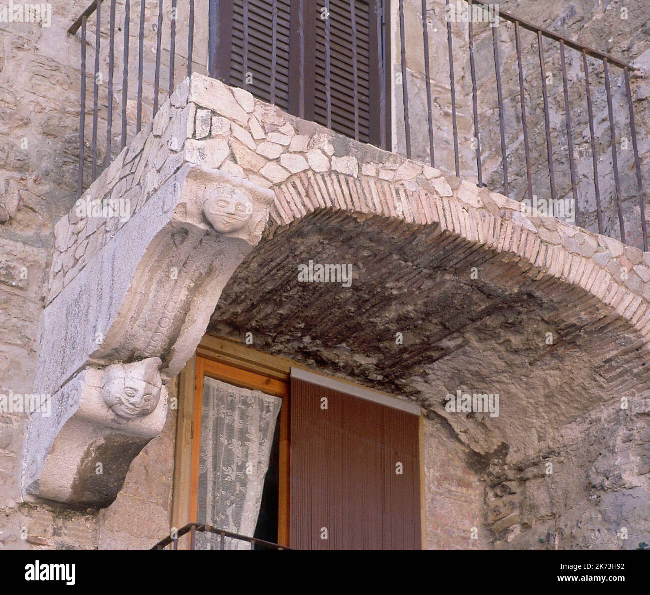 BALCON DE UN EDIFICIO REHABILITADO CONSTRUIDO EN EL ANTIGUO CASTILLO DE ...