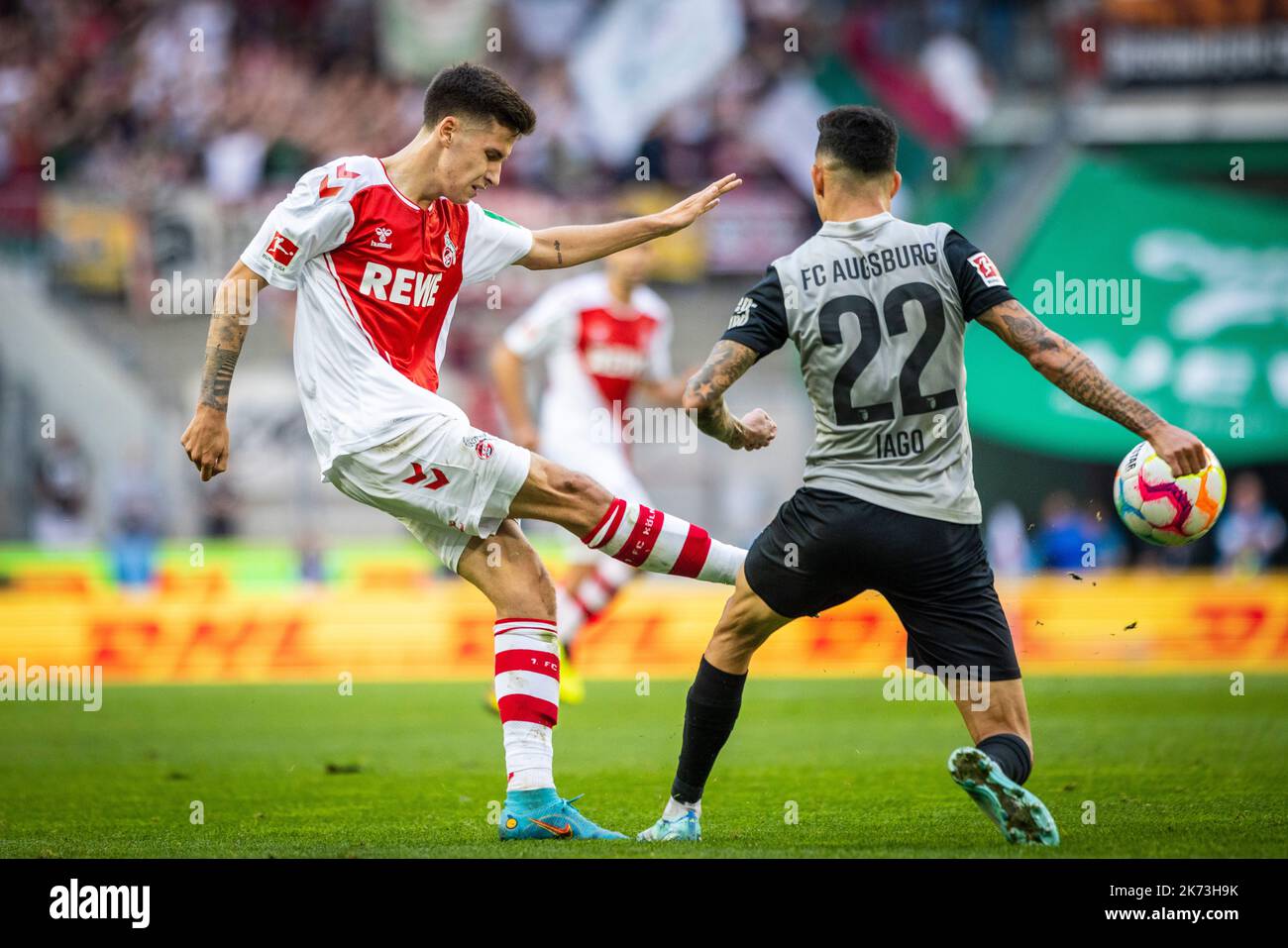 Köln, 16.10.2022 Denis Huseinbasic (Köln), Iago (FCA) 1. FC Köln - FC Augsburg Fussball; Saison ...