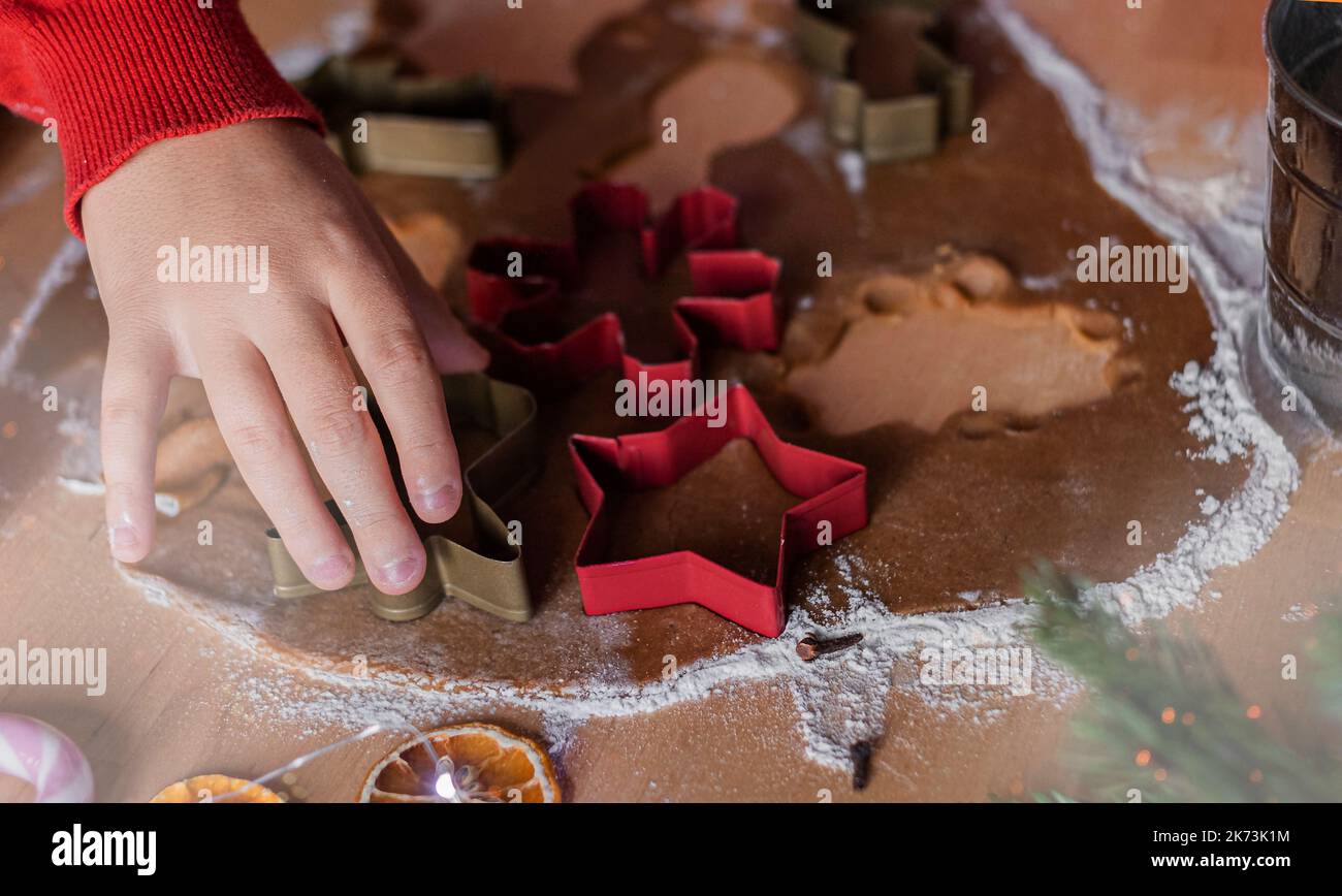 Childrens cake making hi-res stock photography and images - Alamy