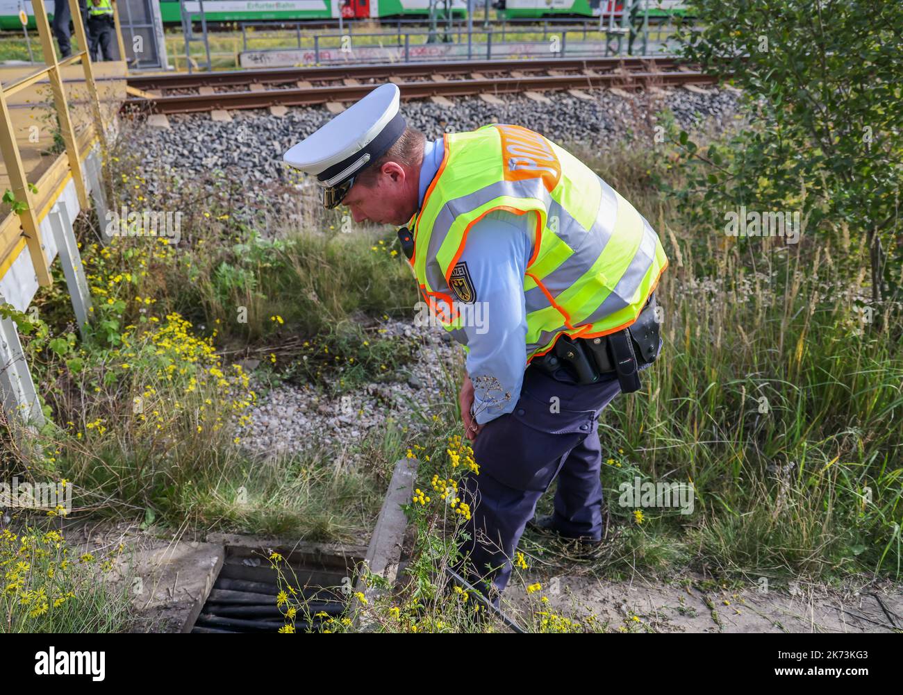 Leipzig, Germany. 17th Oct, 2022. A Federal Police officer inspects a ...