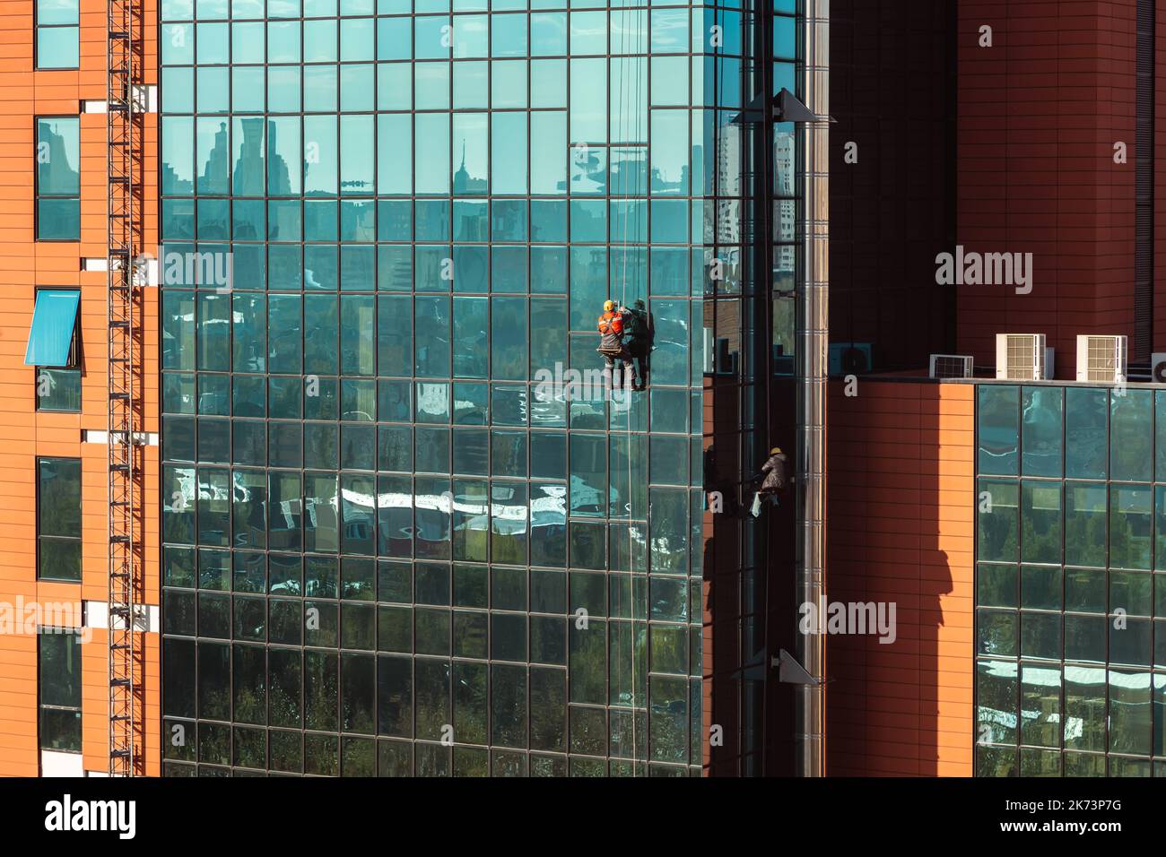 High-rise workers cleaning the windows of a skyscraper Stock Photo - Alamy