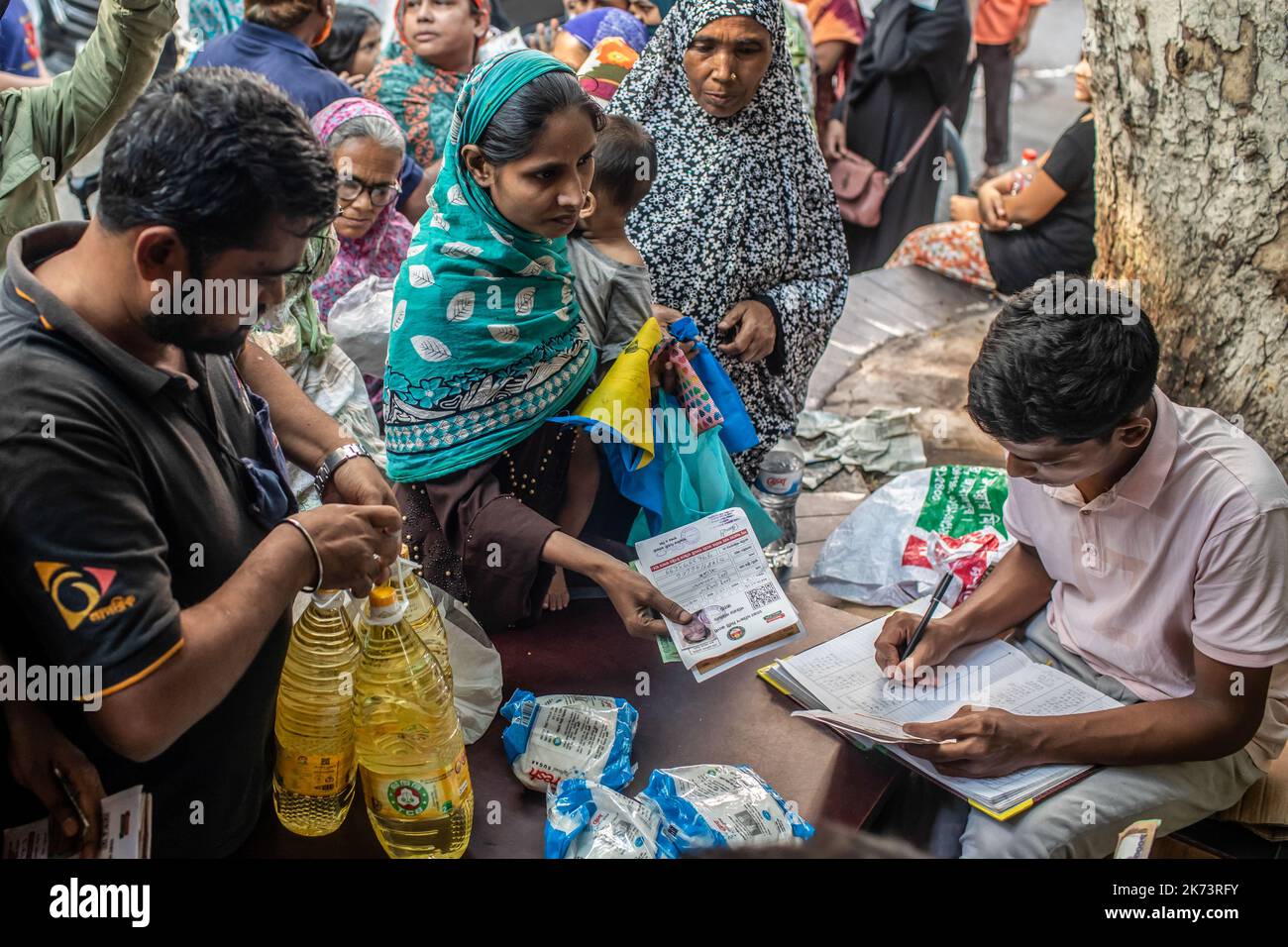 Dhaka, Bangladesh. 17th Oct, 2022. People from low-income groups seen ...