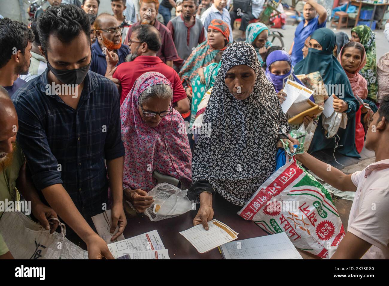 Dhaka, Bangladesh. 17th Oct, 2022. People from low-income groups seen ...