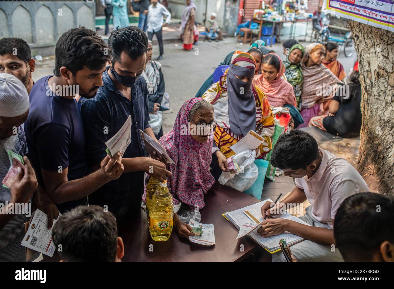 Dhaka, Bangladesh. 17th Oct, 2022. People from low-income groups seen ...