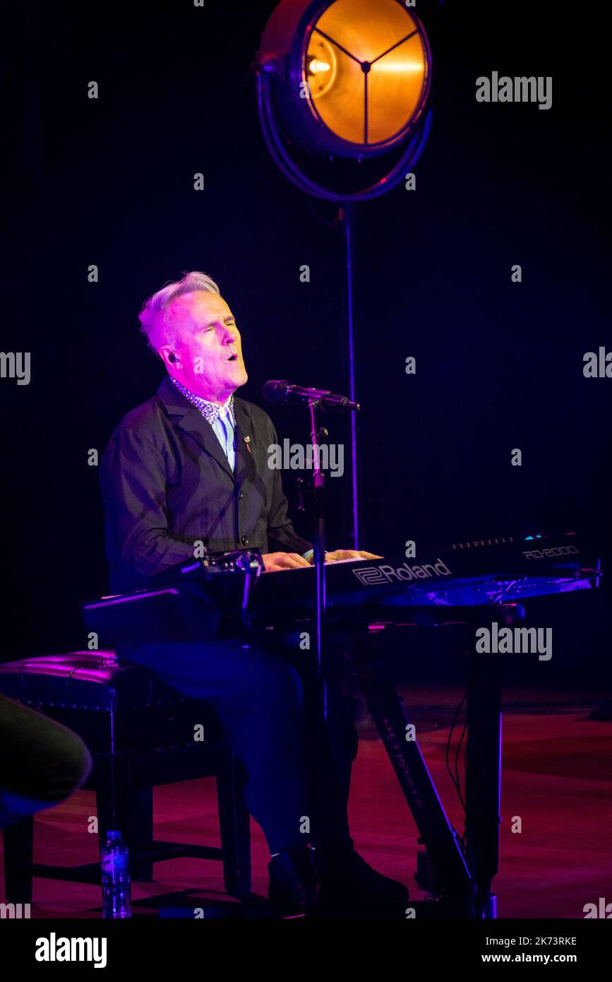 Howard Jones on vocals & keys Stock Photo - Alamy