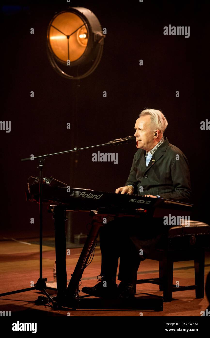 Howard Jones on vocals & keys Stock Photo - Alamy