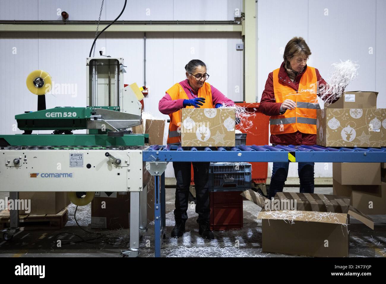 2022-10-17 14:18:21 UDEN - Employees of Christmas Packages.nl. are busy in the packing center ...