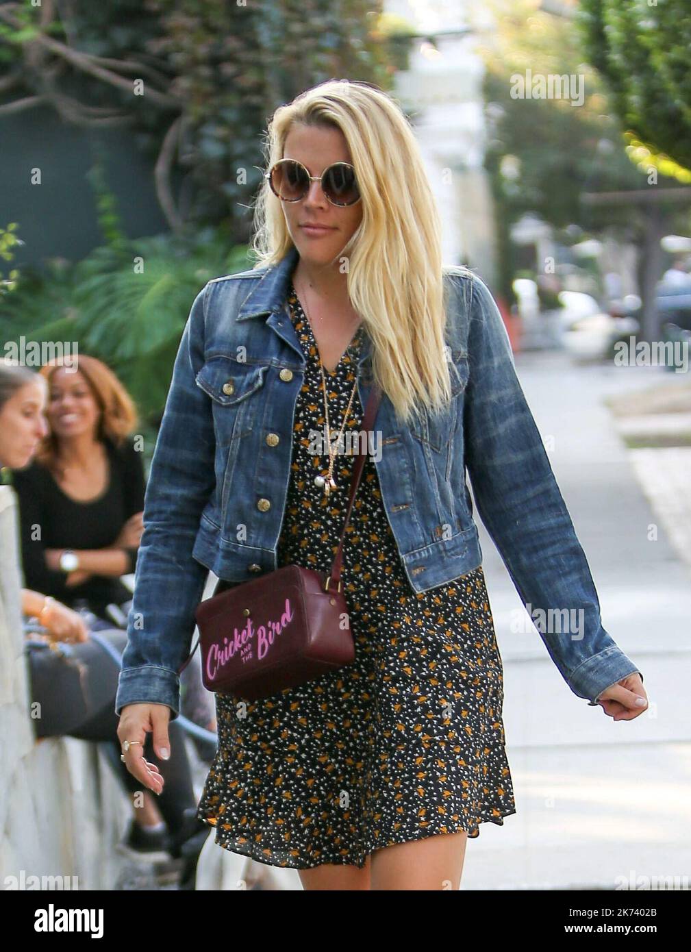 LOS ANGELES 16/11/2016 Busy Phillips shopping at Melrose place Stock ...