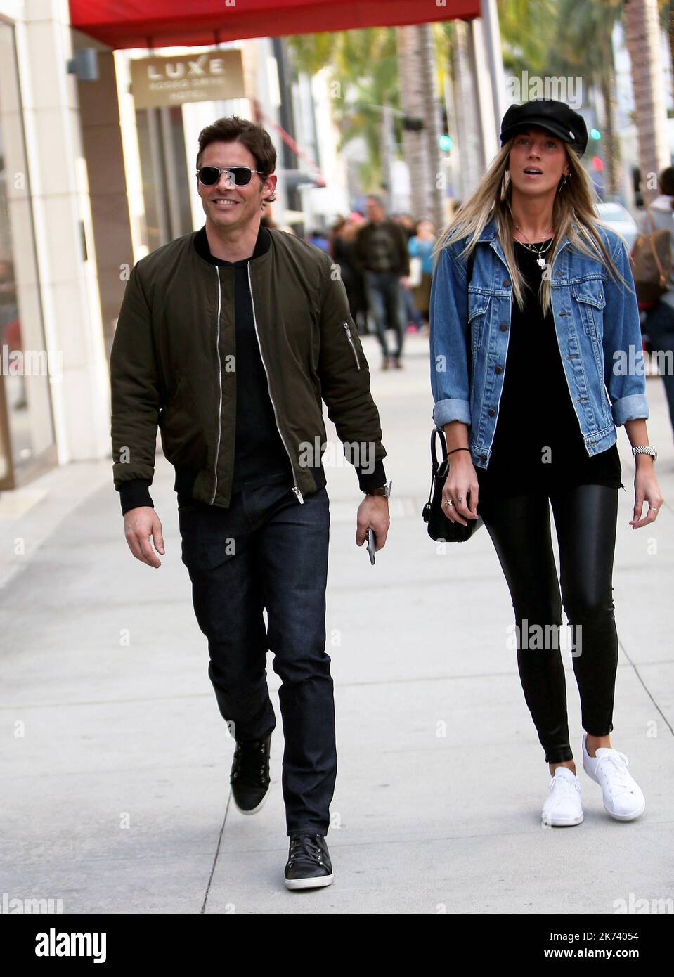 LOS ANGELES 13/12/2016 James Marsden and girlfriend shopping at Rodeo ...