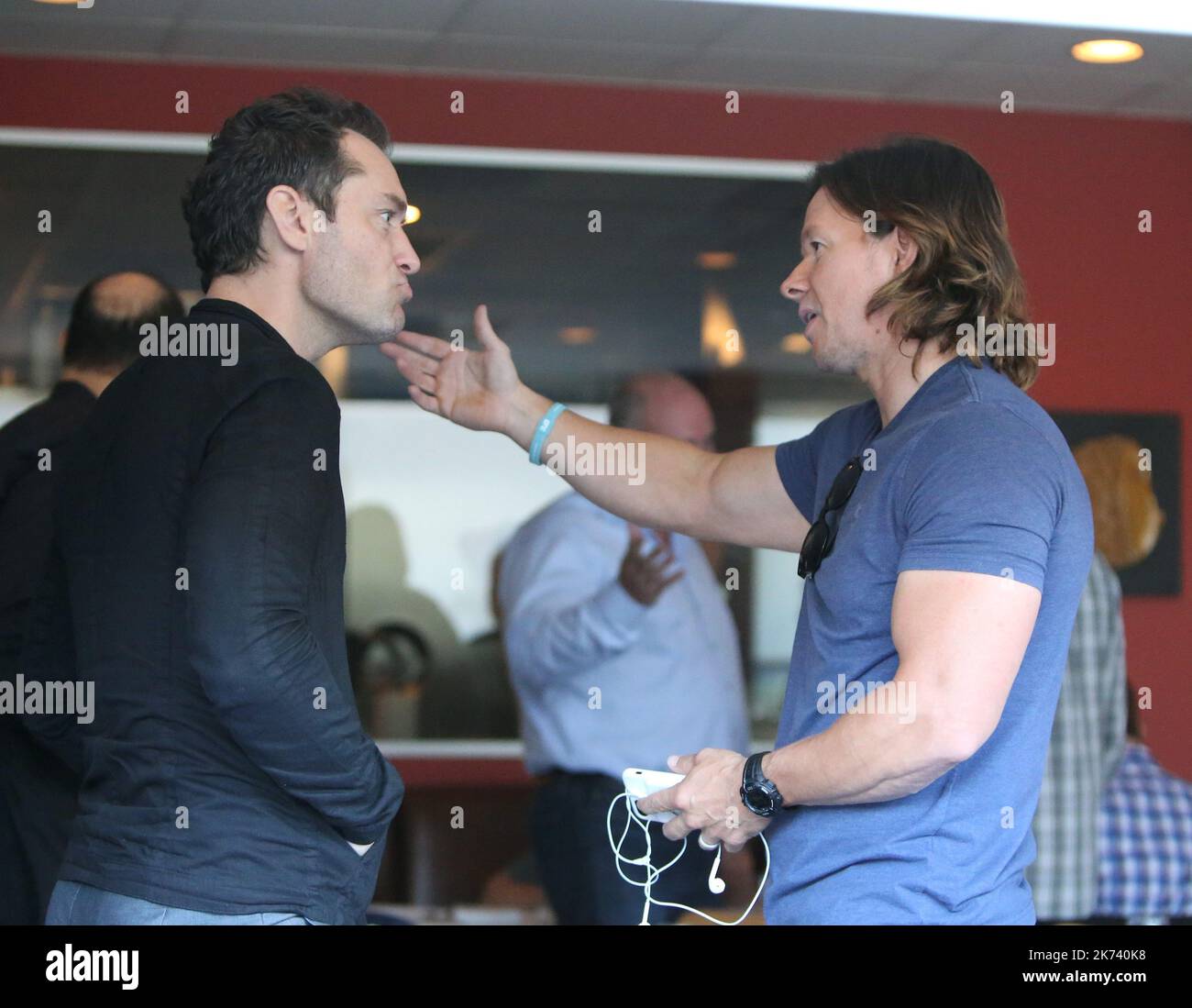LOS ANGELES 17/11/2016 Mark Wahlberg meets Jude Law at E Baldi ...