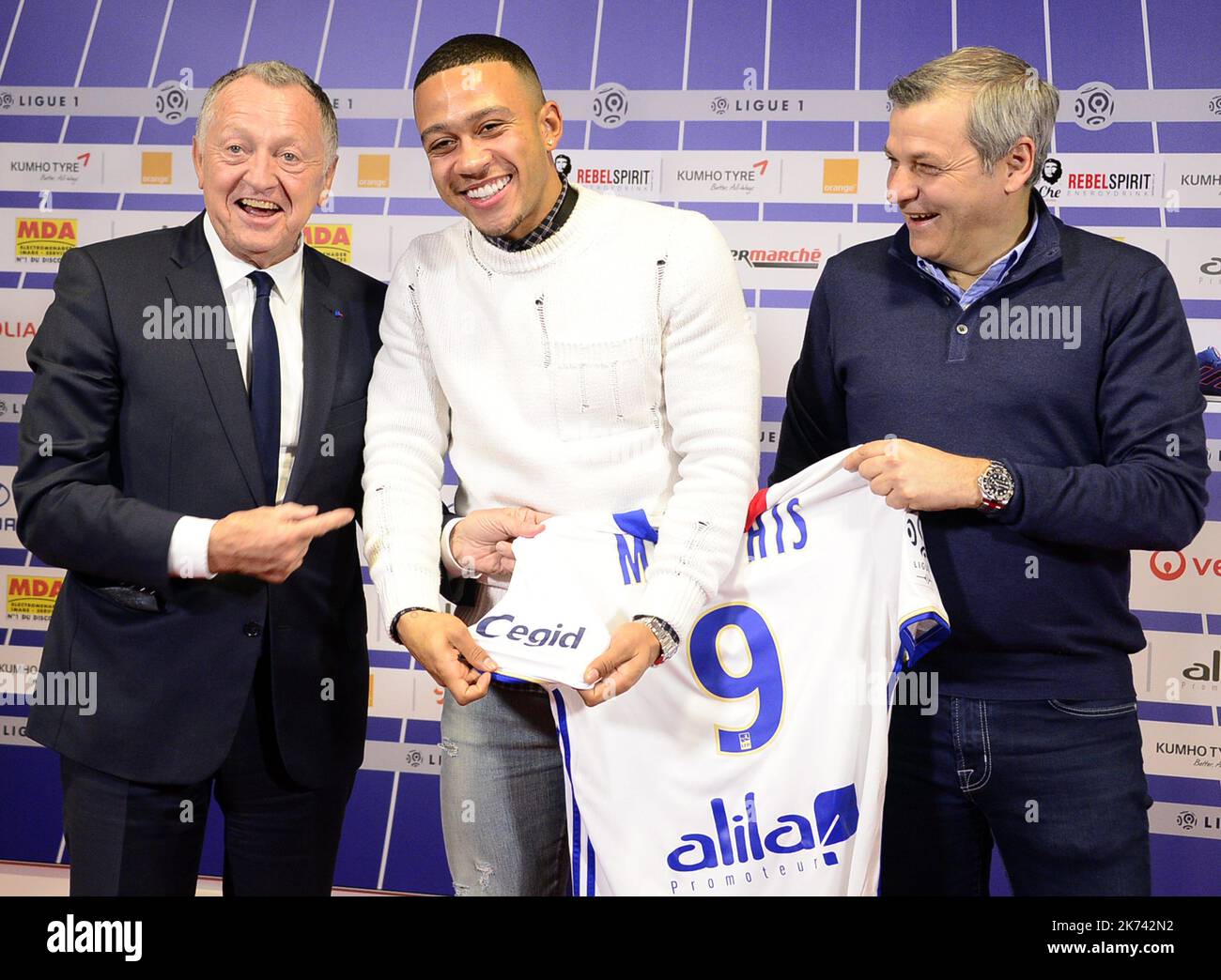 Memphis Depay signed with french first league soccer Club Lyon Stock ...