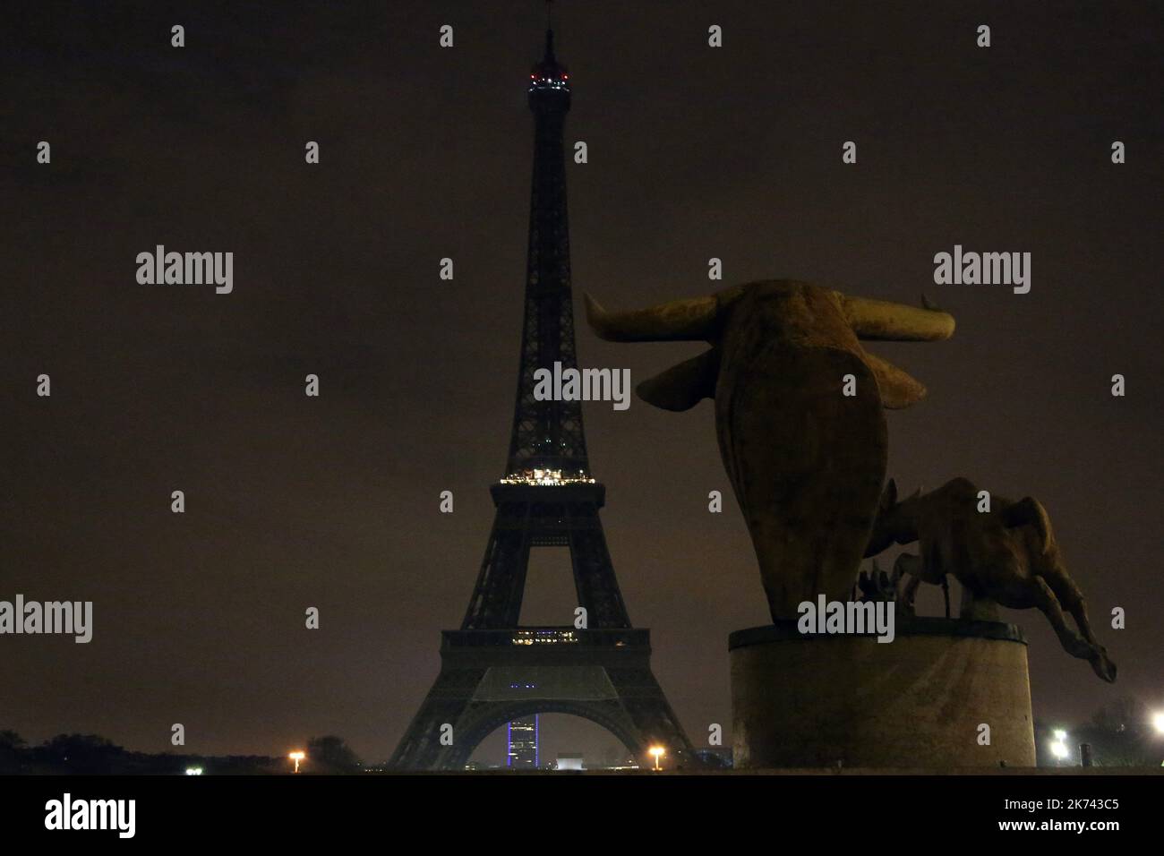 The Eiffel Tower extinguished at midnight in tribute to the victims of ...