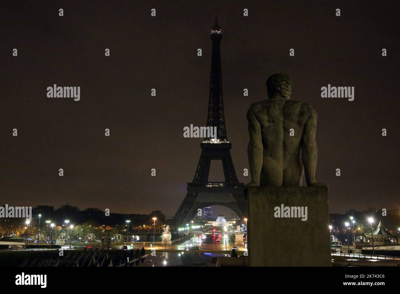The Eiffel Tower extinguished at midnight in tribute to the victims of ...